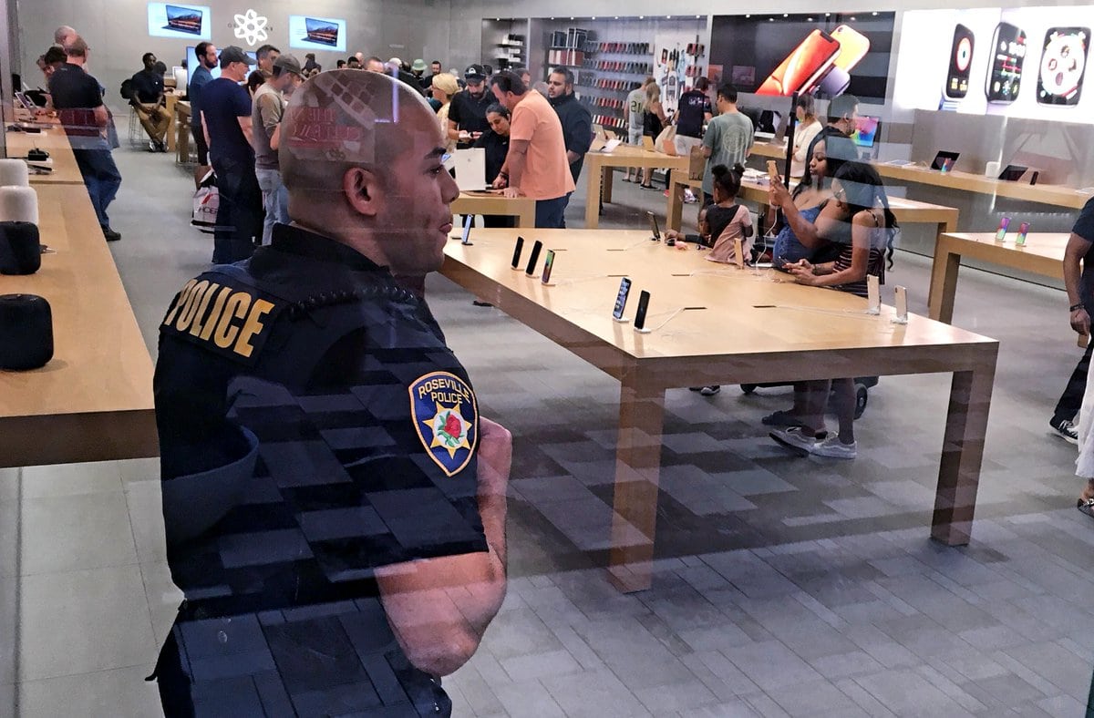 Apple rieši nepríjemný problém. Na ochranu svojich kamenných predajní ...