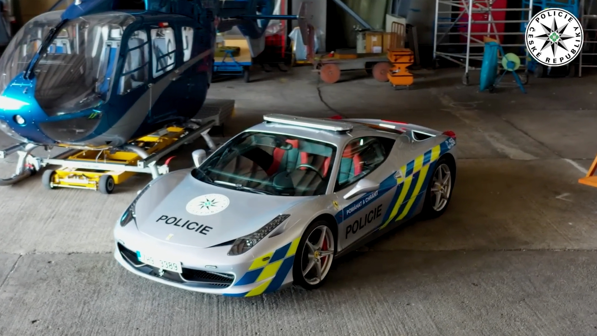 Polícia ČR bude jazdi't na Ferrari s maximálkou cez 300 km/h